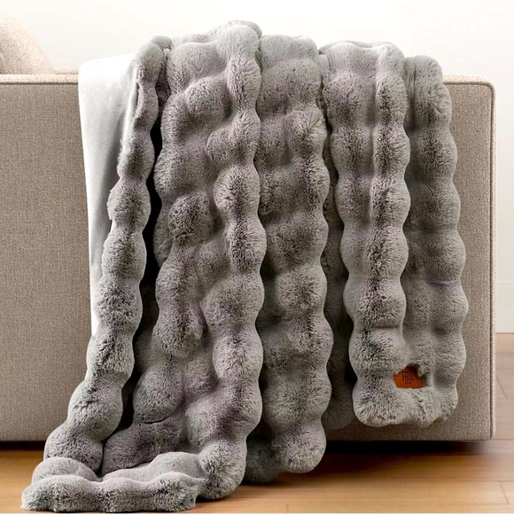 Frye | Bedding | Frye Luxe Faux Fur Throw 6 X 70 Rich Silky Soft Fur ...